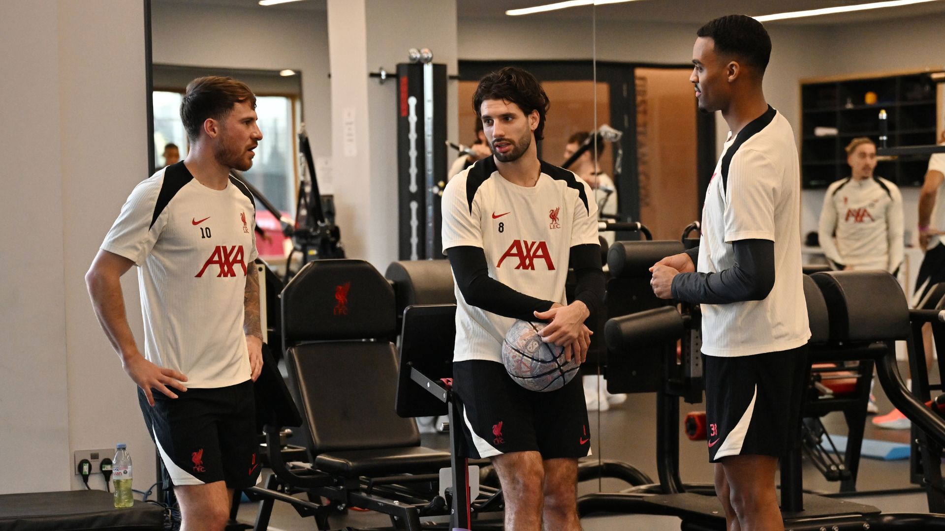 Jobber mot nye kontrakter for midtbanetrioen | Liverpool FC Supporters ...