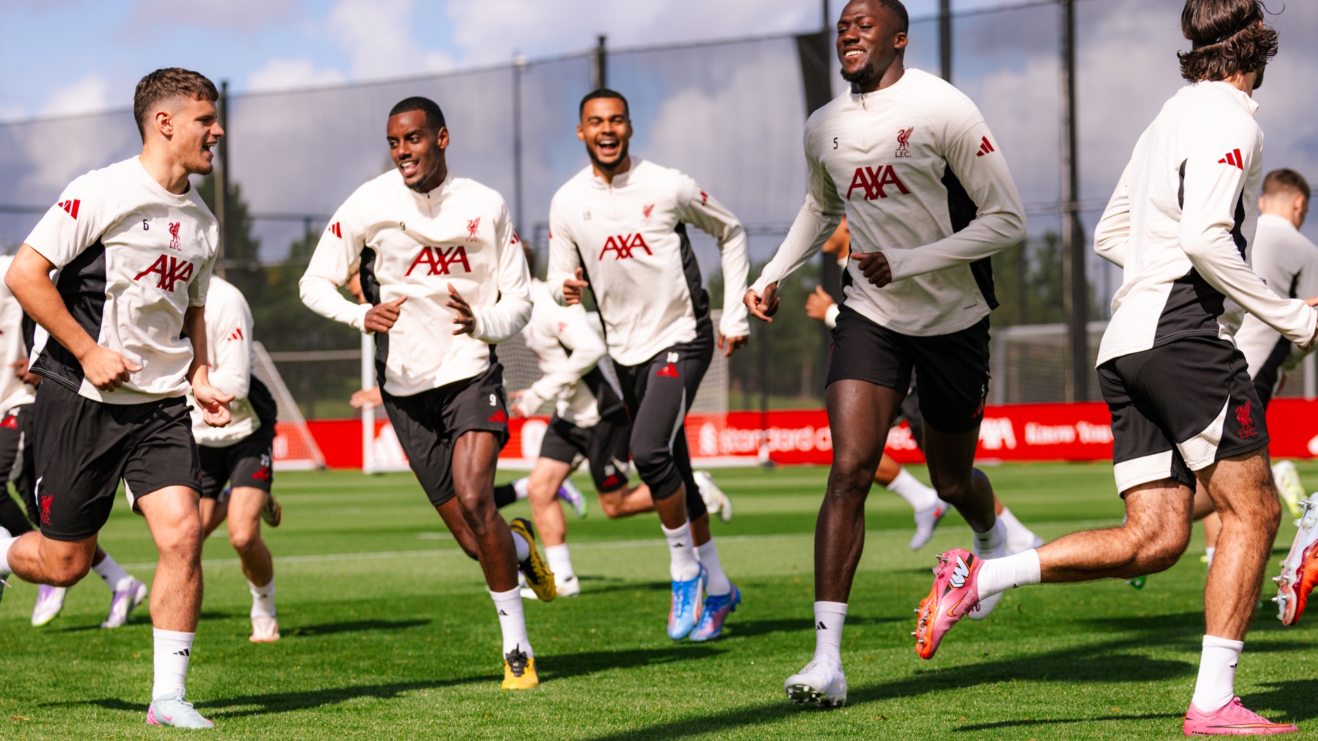 Her er Isak på treningsfeltet med sine nye lagkamerater | Liverpool FC ...