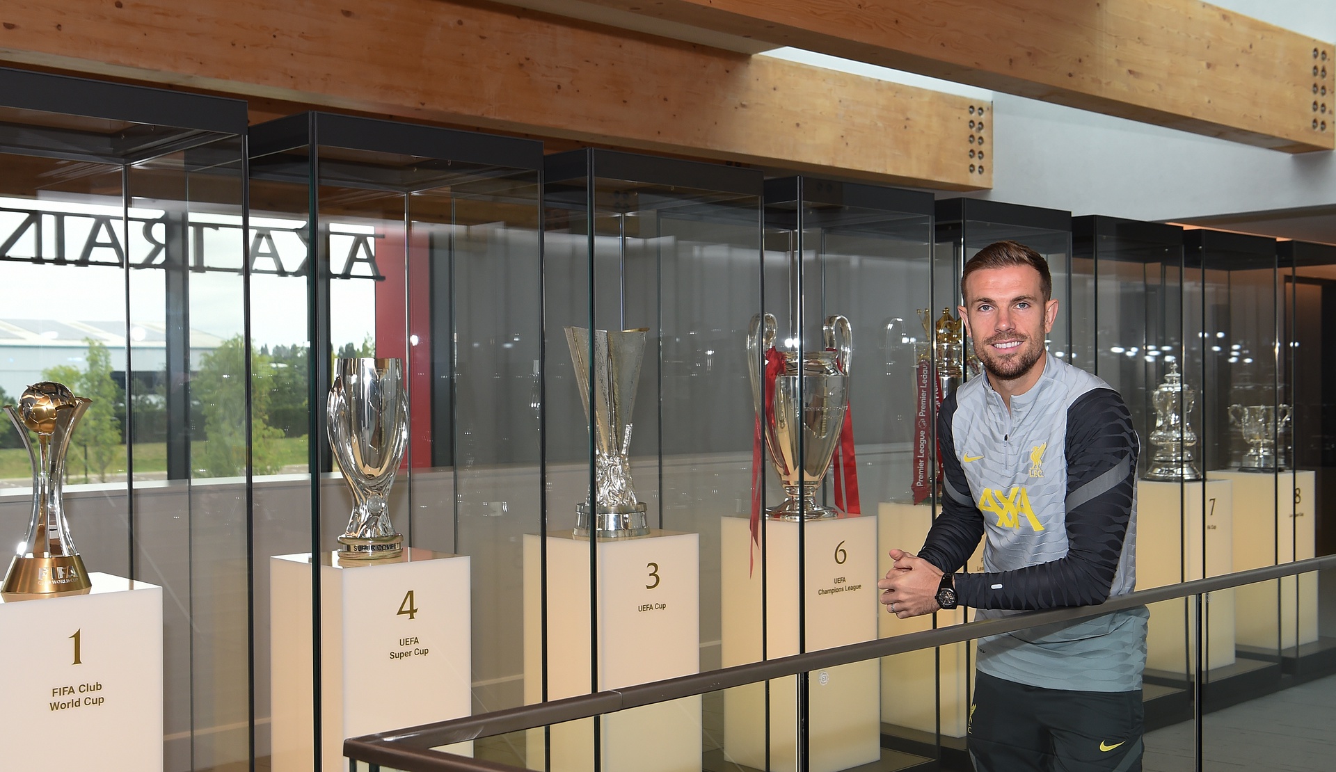 Hver gang jeg ser noen signere en ny avtale blir jeg glad | Arkiv