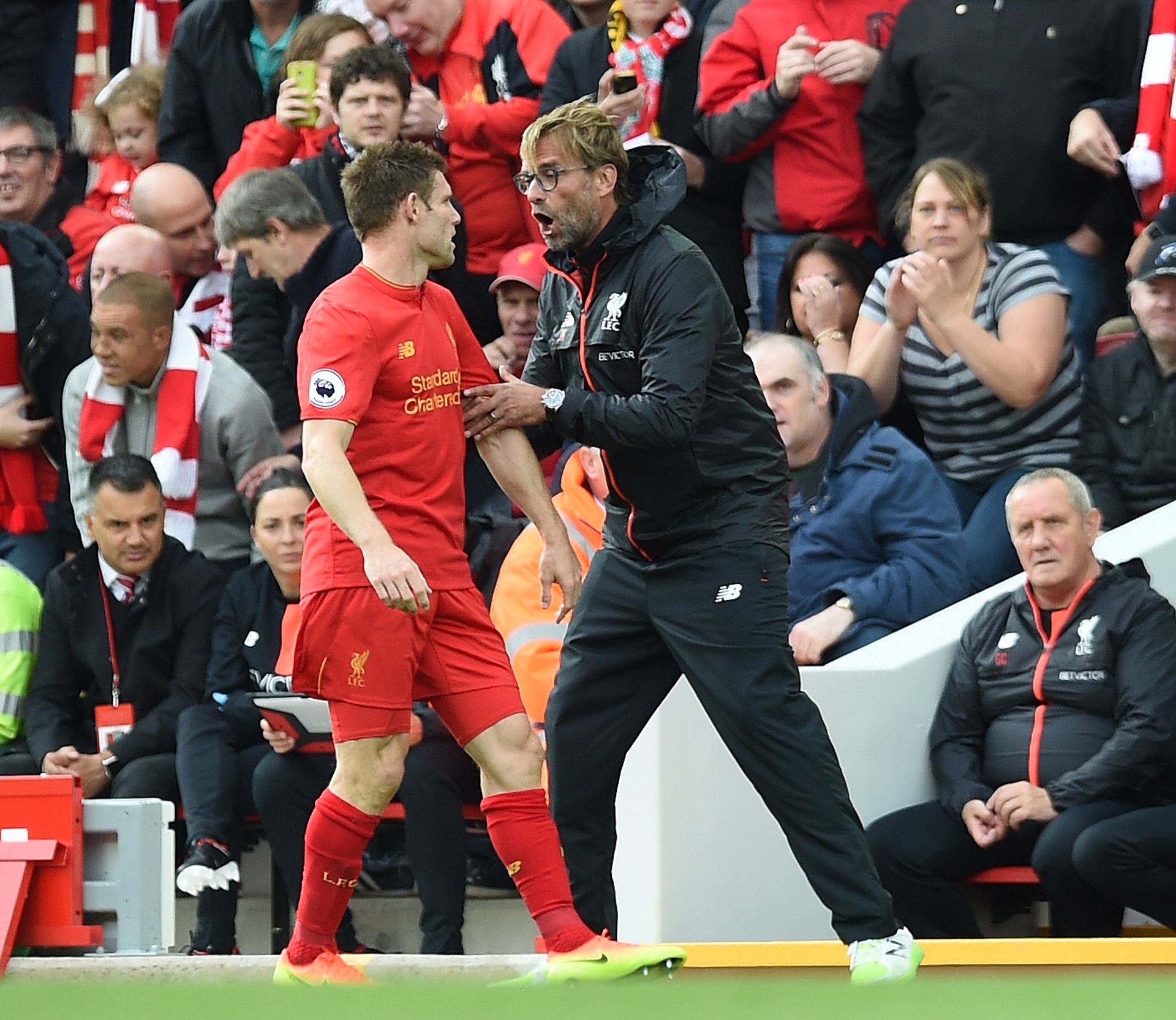 Tar gjerne en øl med han, men flyet går rett etter kampen | Arkiv