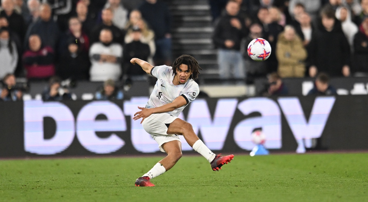 Det lyser arroganse av ham – men på en god måte. Han oser av selvtillit ...