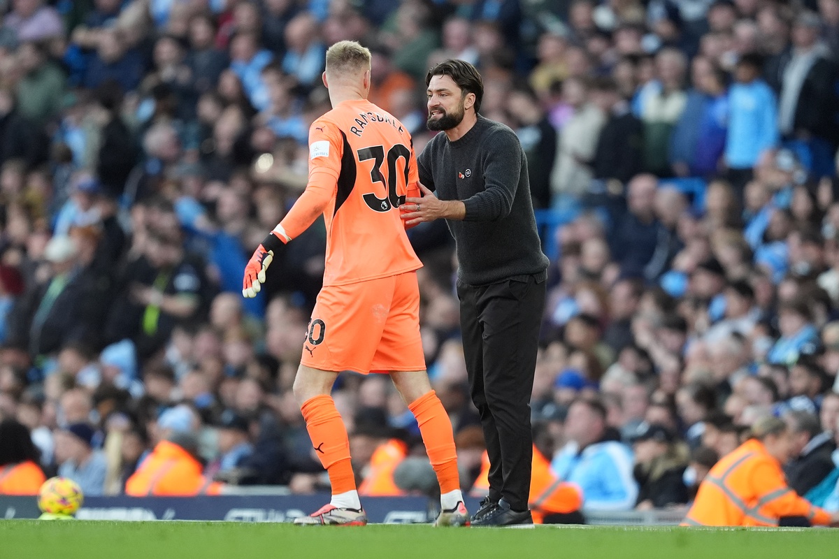 Bekrefter at han må klare seg uten det han mener har vært sine to beste ...