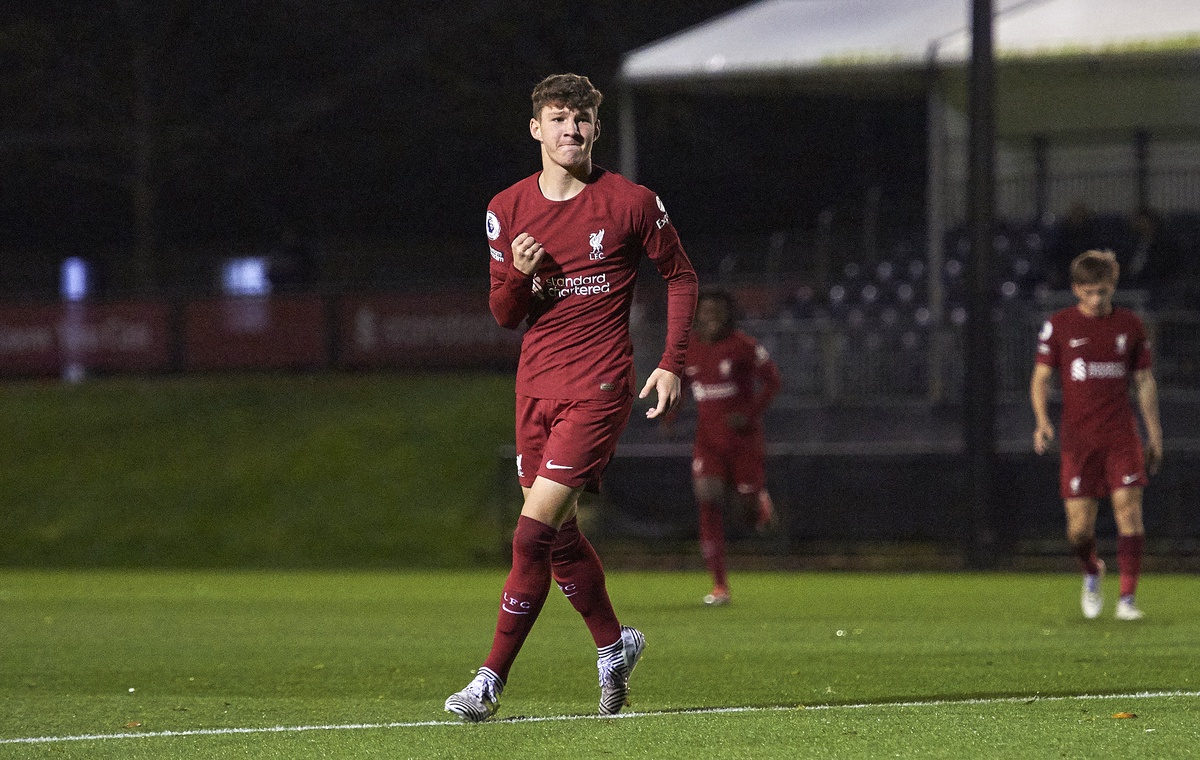 Har signert sin første proffkontrakt | Arkiv