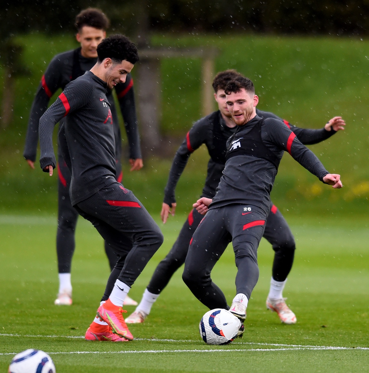 Robertson tar Curtis Jones under sine vinger | Arkiv