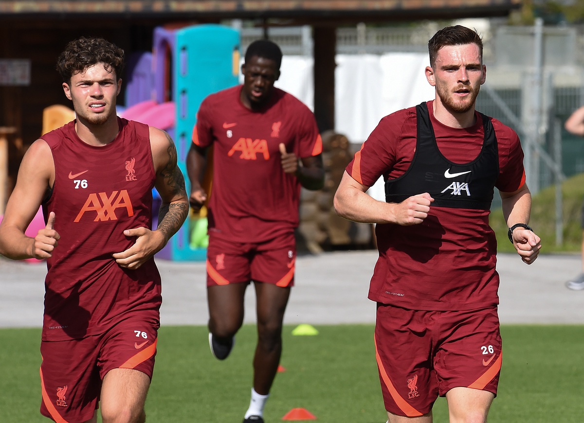 Robertson tar Curtis Jones under sine vinger | Arkiv