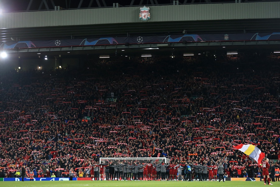 Nå legges det ny gressmatte på Anfield | Arkiv